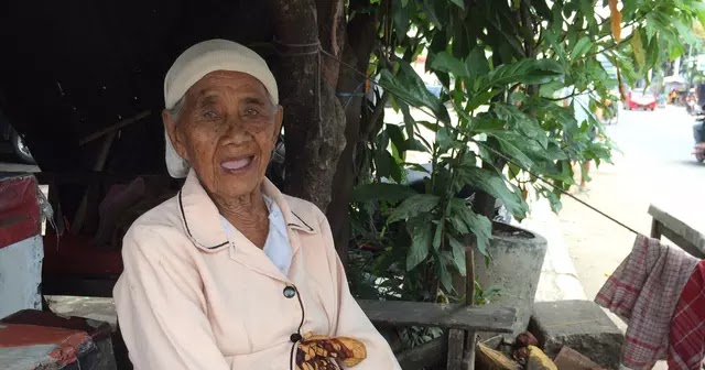 Meski Sudah Berusia 106 Tahun, Nenek Ini Tetap Semangat Berjualan ... Meski Sudah Berusia 106 Tahun, Nenek Ini Tetap Semangat Berjualan ...