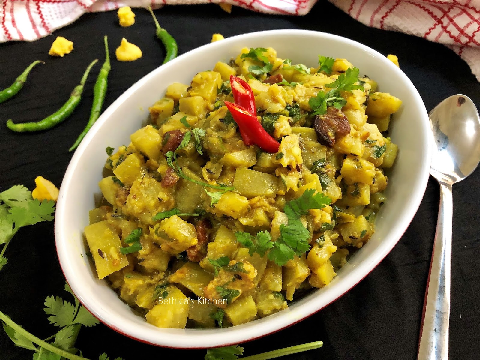 Bethica's Kitchen Flavours: Lau Ghonto (Bottle Gourd Curry - Bengali Style)