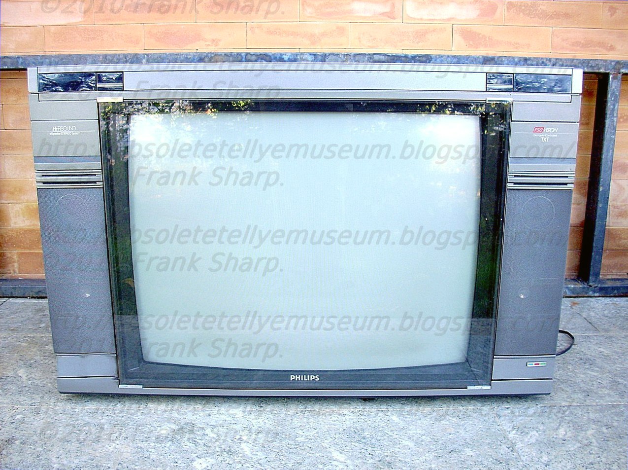 Obsolete Technology Tellye !: PHILIPS 27CS6895 BACH YEAR 1985.