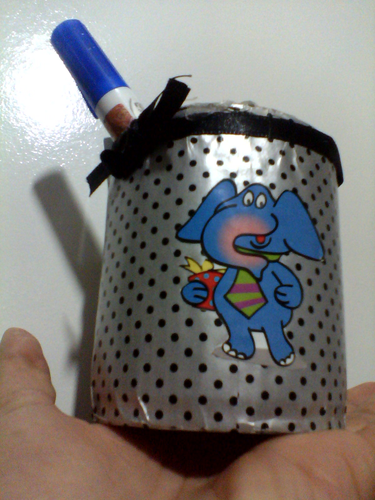 Elaine artes em geral: lata reciclada,forrada com papel,fita e figura