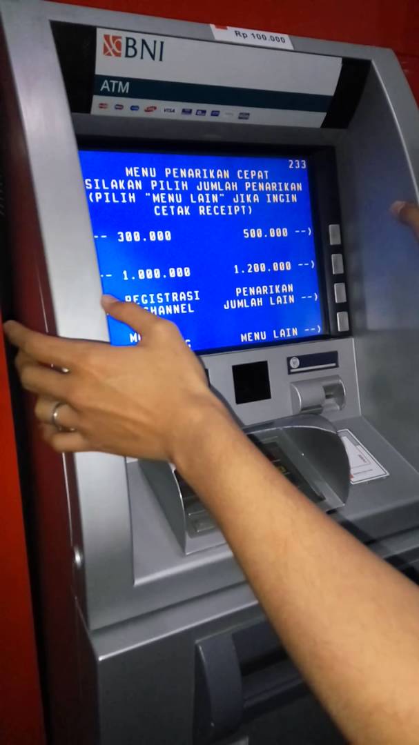 Cara Mengambil Uang di ATM