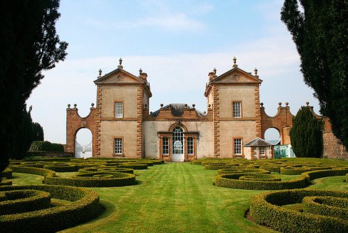 Content in a Cottage: Country House and Garden in Hamilton Scotland