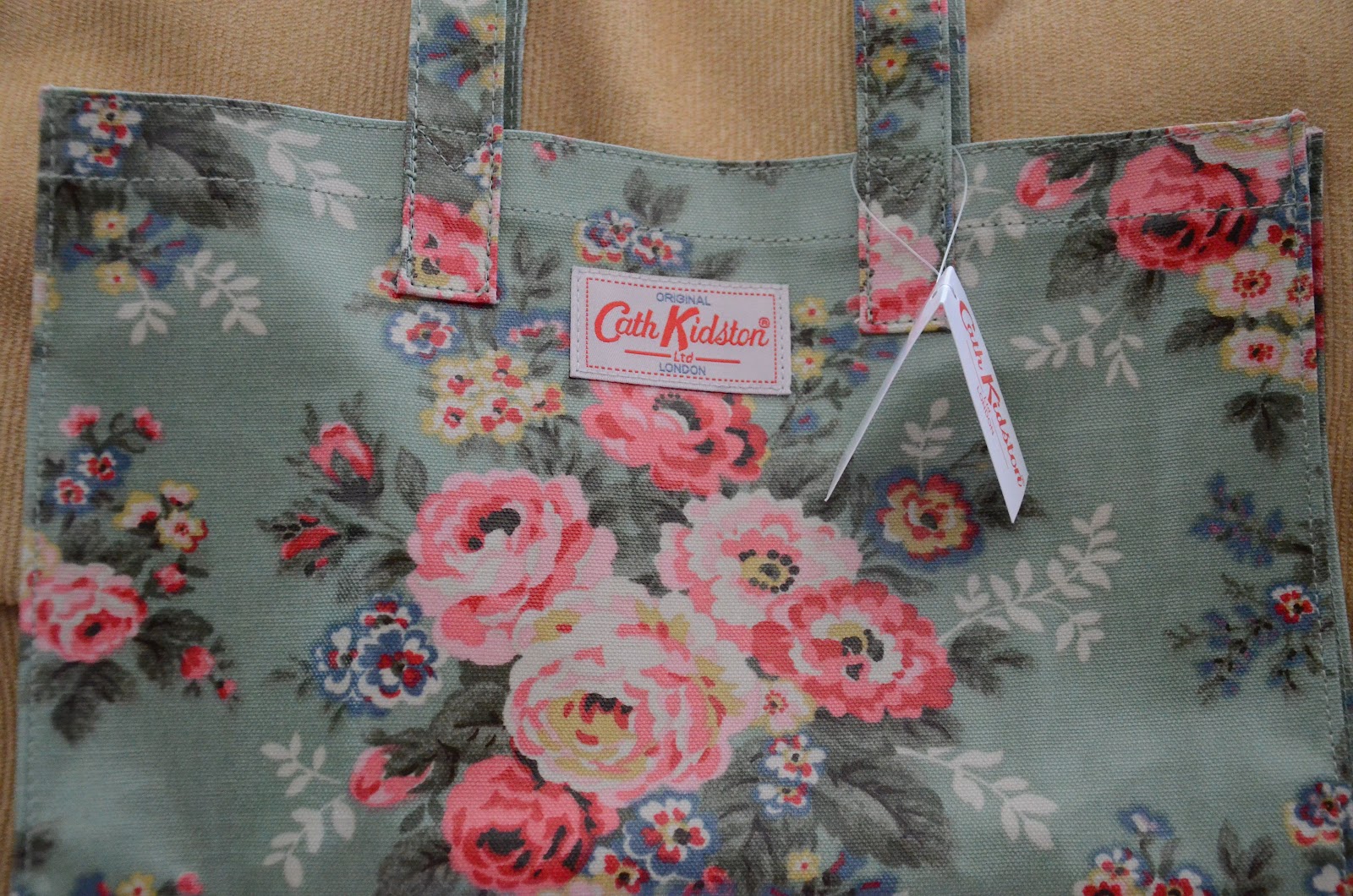 Kitch 'n' Chic: Cath Kidston - Oilcloth Book Bags