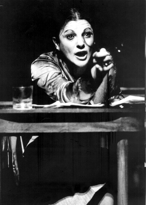 Astros em Revista: YARA AMARAL NO TEATRO