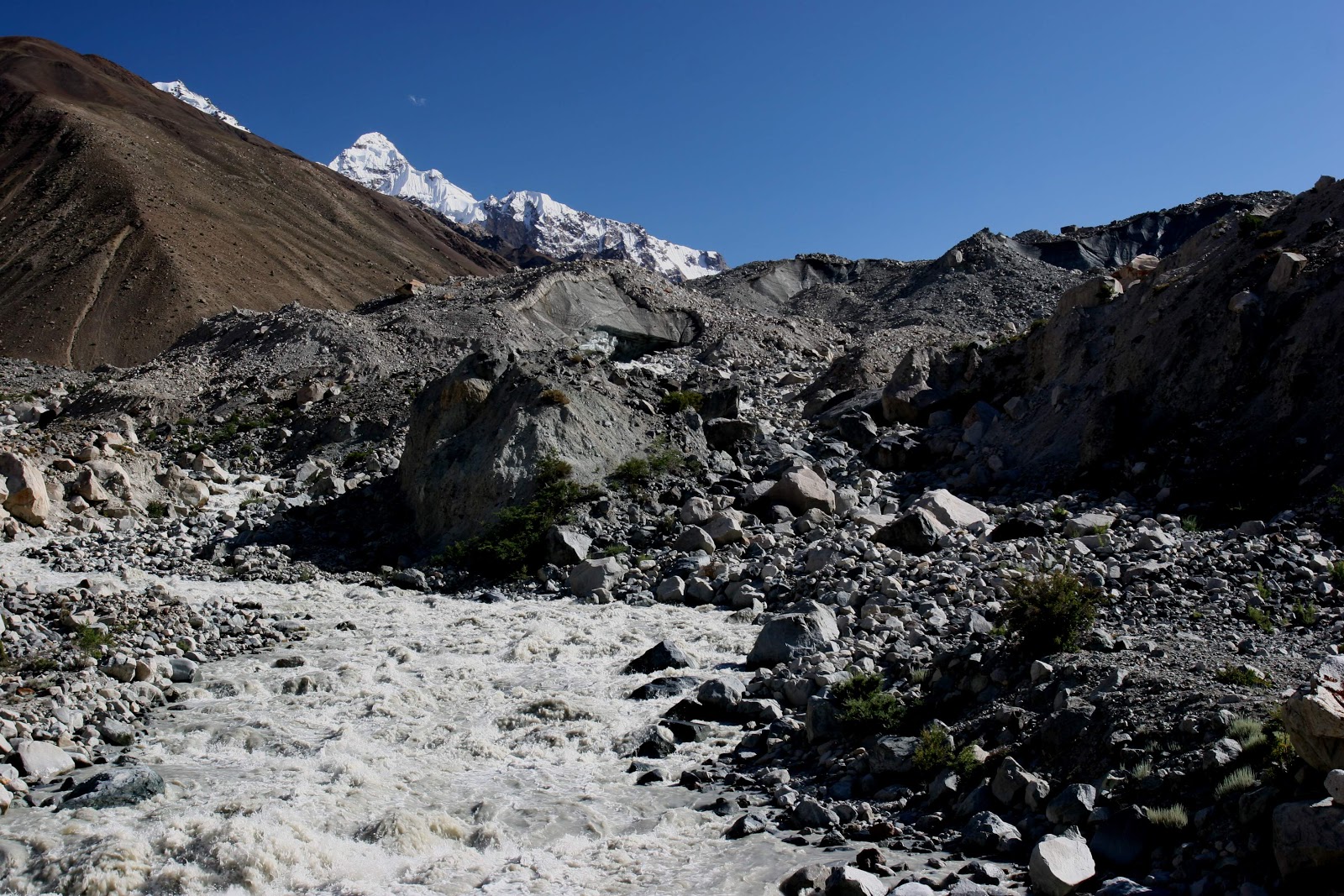 Salman Rashid: Baba Ghundi: the Dragon-Slayer of Chapursan