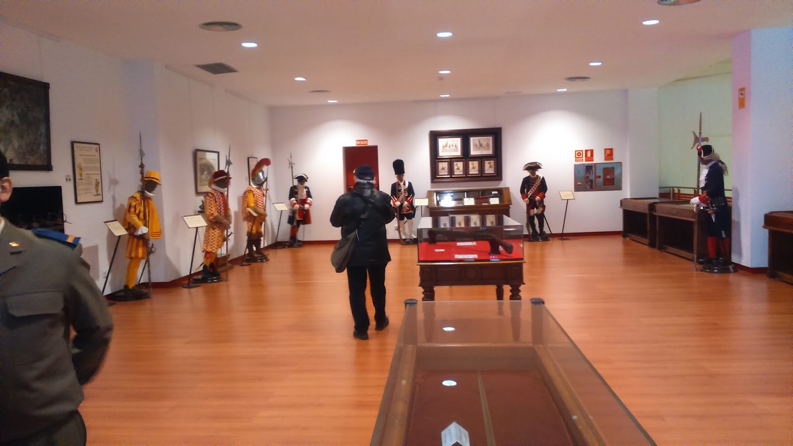 Sala Histórica de la Guardia Real ~ El mirlo de papel