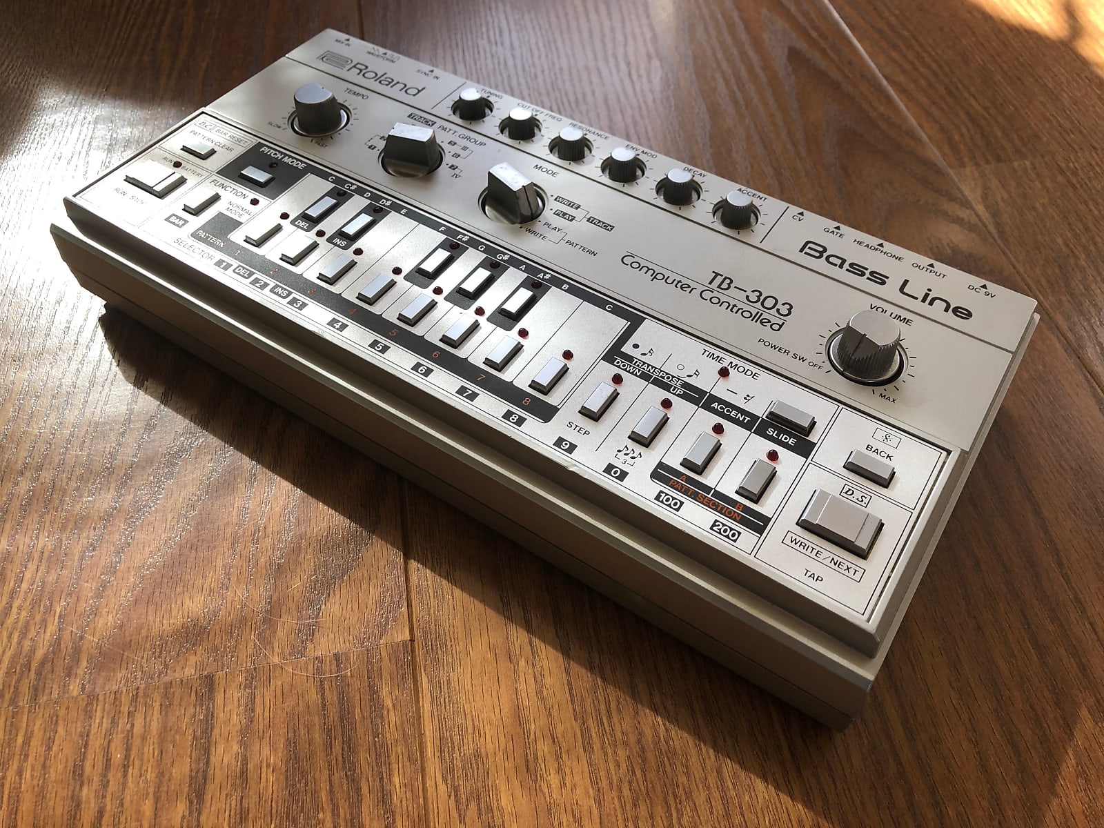 MATRIXSYNTH: Roland TB-303 Bass Line Synthesizer