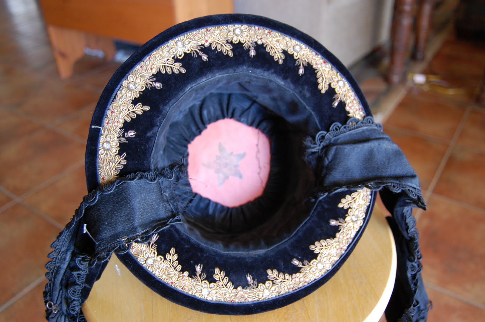 My Artistic Side: Victorian riding hats!