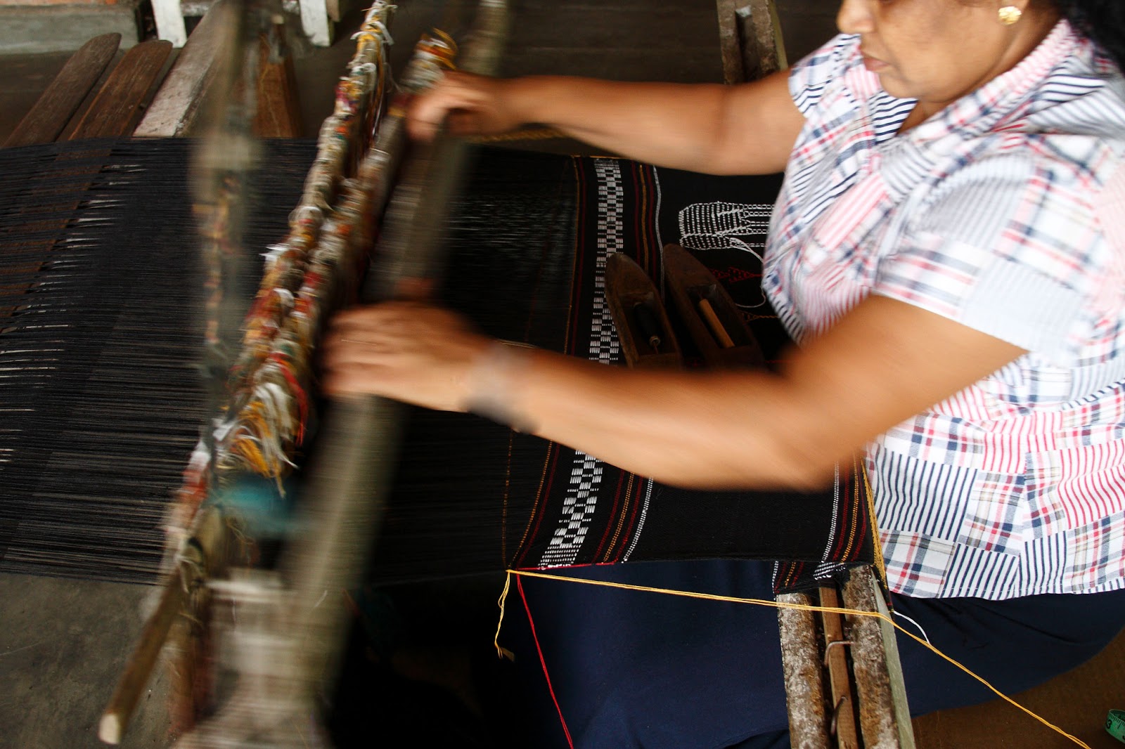 Kandyan Art Association: Pit loom weaving in Sri Lanka.