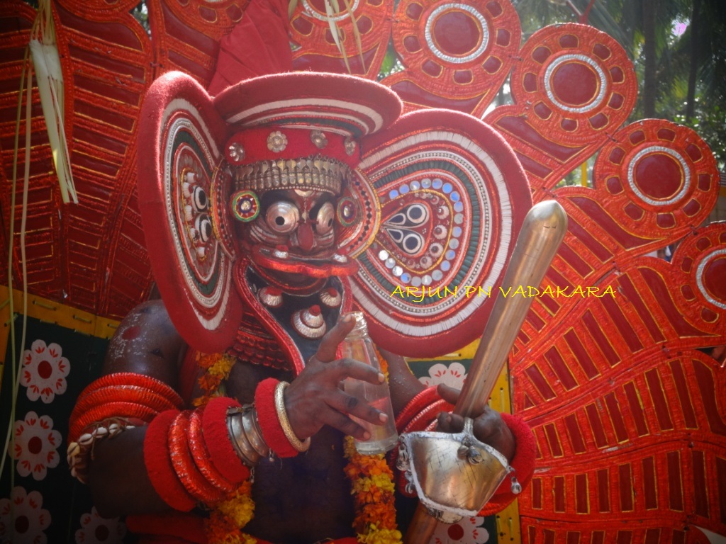 THEYYAVUM THIRAYUM: KUTTICHATHAN IN THUNURA TEMPLE BY ARJUN PN VADAKARA