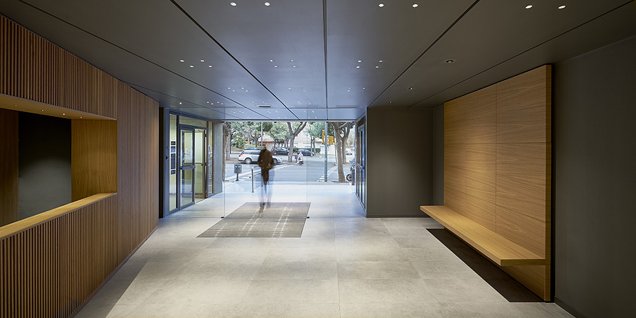 Marzua: Elegante y sobrio vestíbulo de un edificio de oficinas por ...