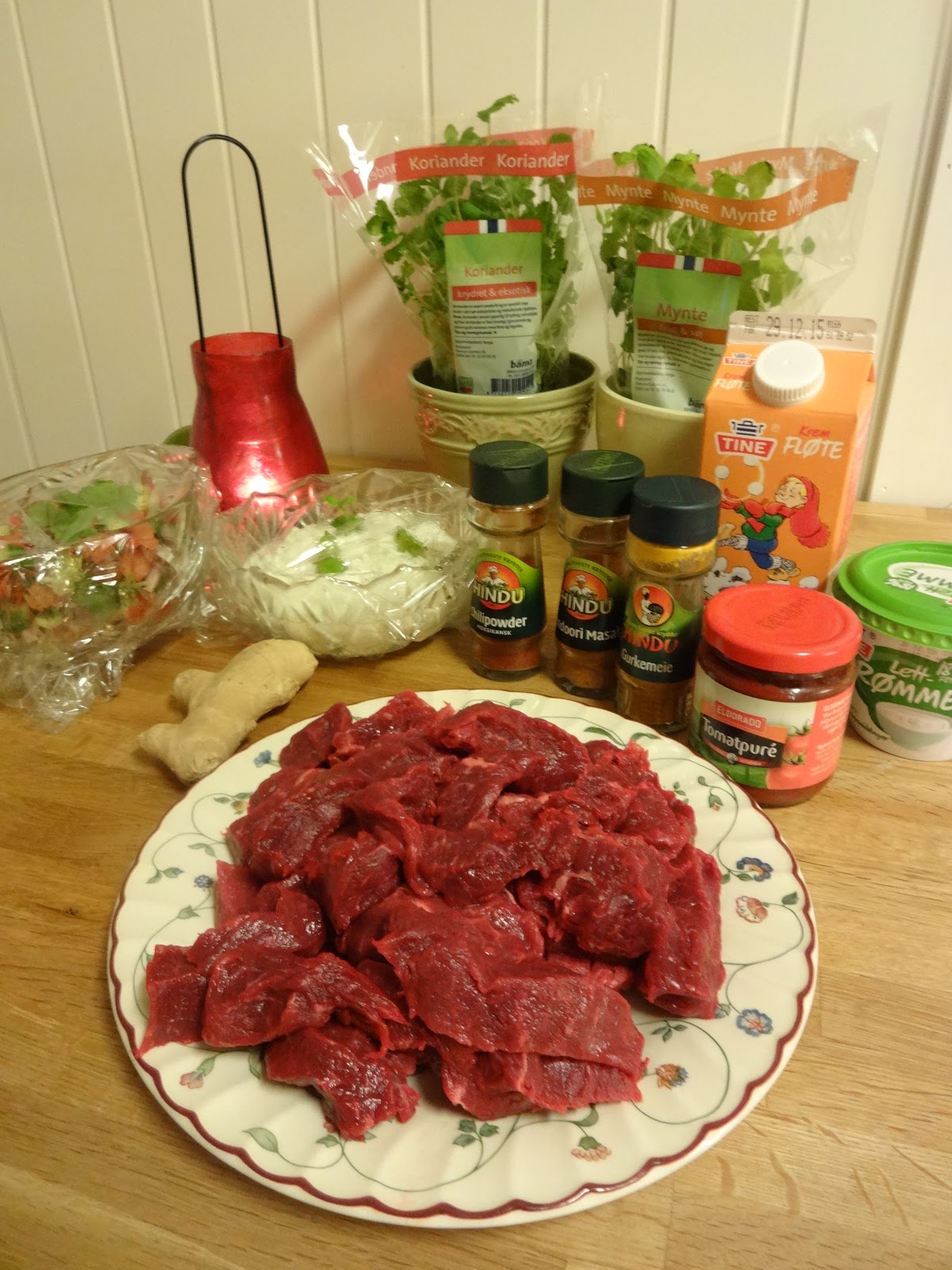 Edels Mat : Indisk Biff Curry med ris, raita og tomat & agurksalat