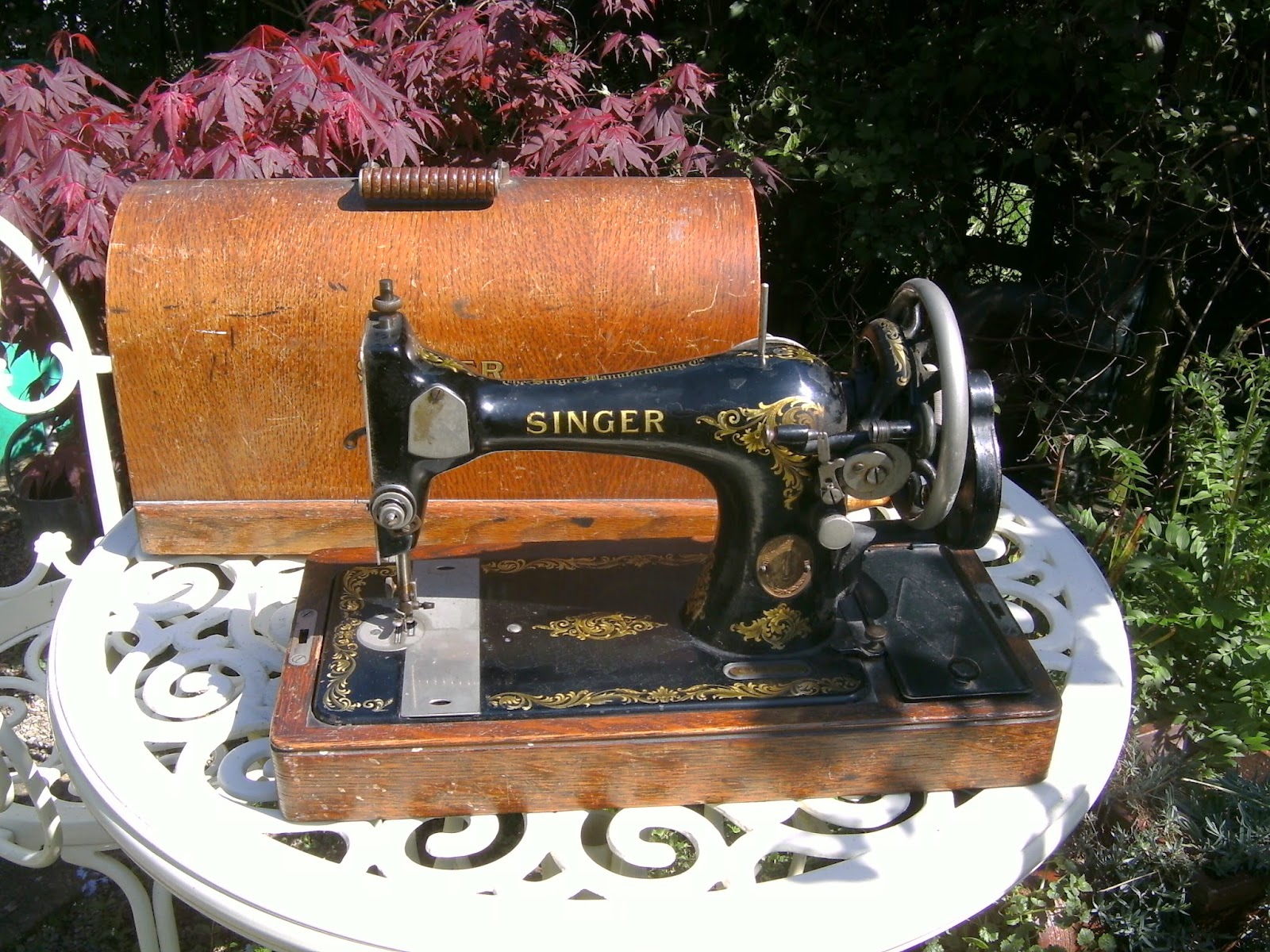 Granny's Button Box: Singer 127 and 128 Sewing Machines - Oooops