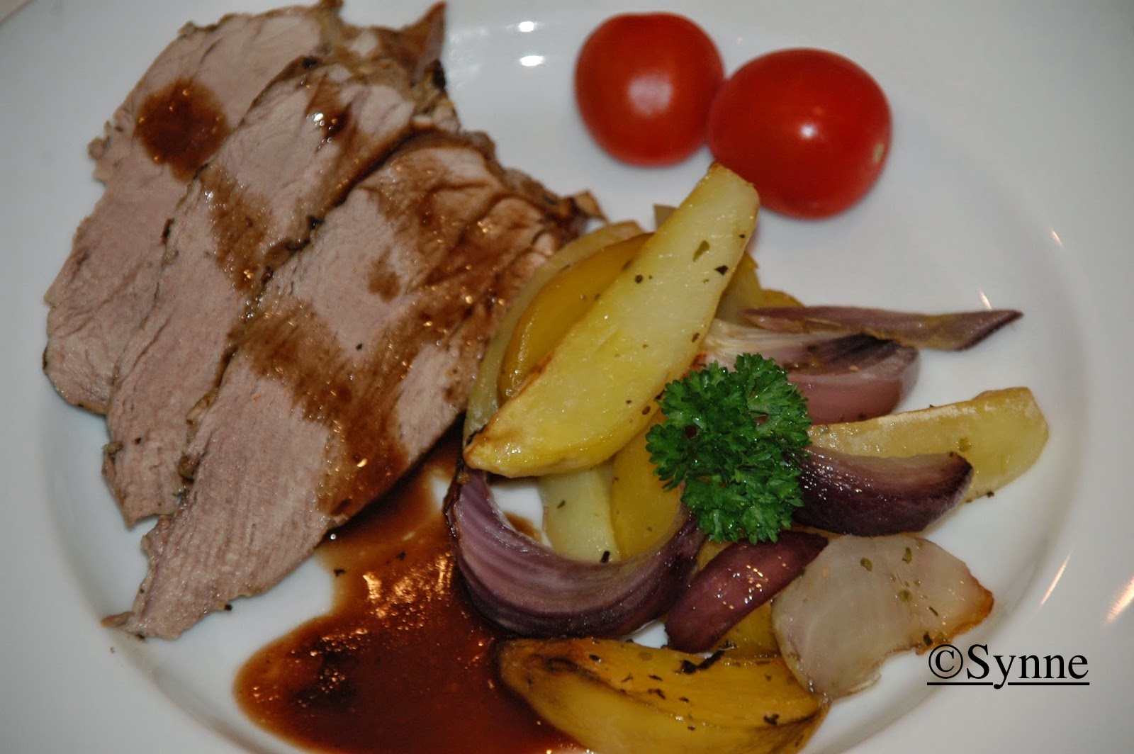 ganske enkelt: Svinefilet med bakte grønnsaker og rødvin og balsamicosaus