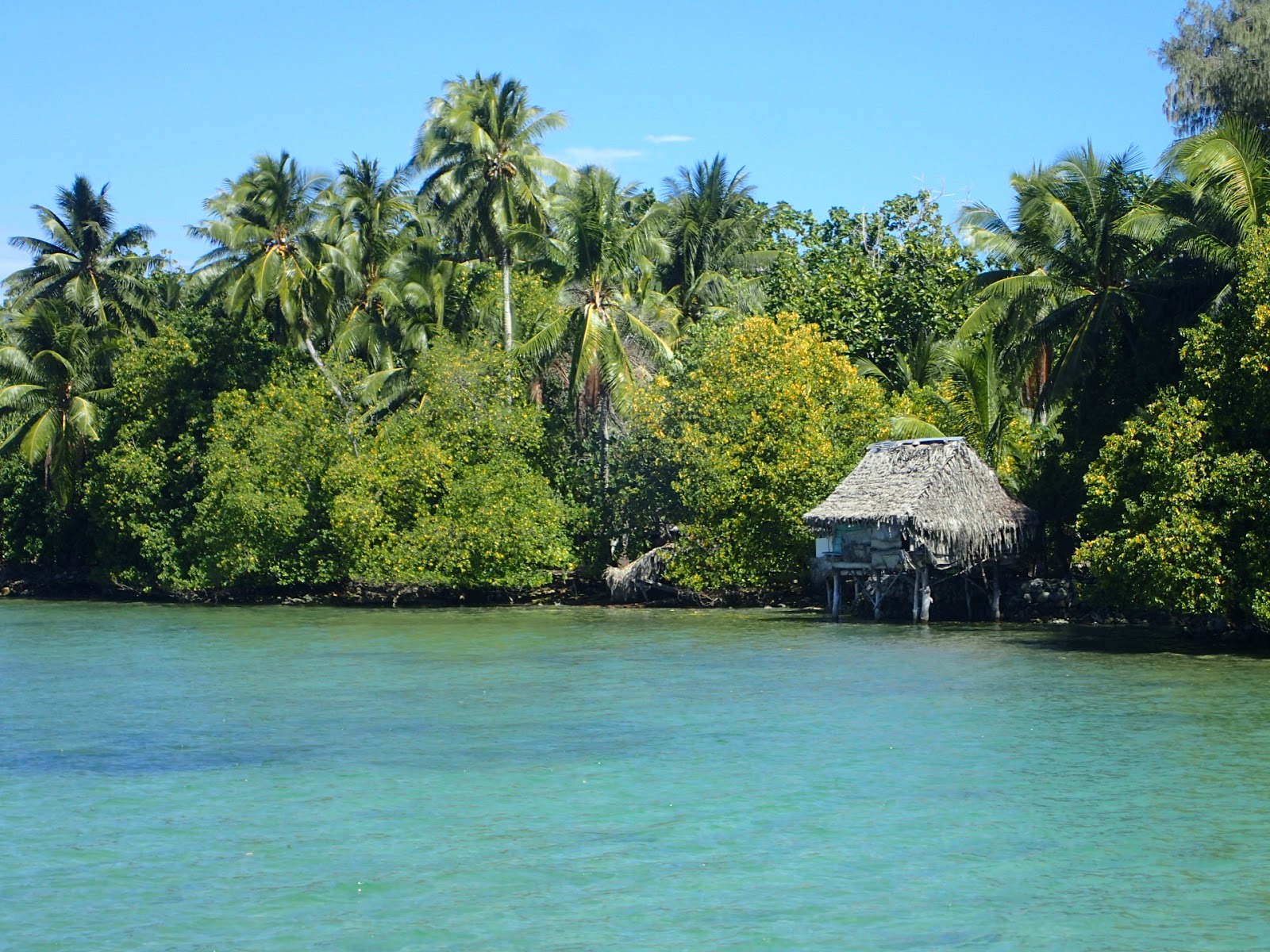 SV FLUENTA : Butaritari in Pictures - Thatch, WWII Relics and Kids.