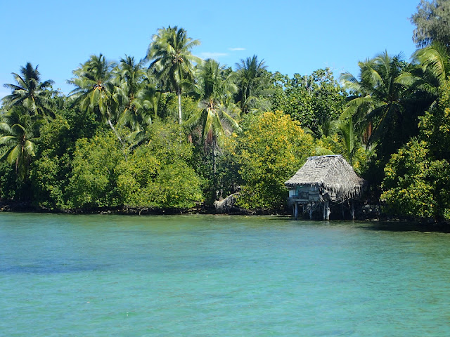 SV FLUENTA : Butaritari in Pictures - Thatch, WWII Relics and Kids.