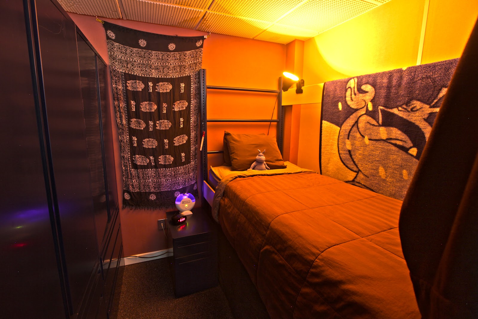 Mike on the Ice: Cool McMurdo Dorm Rooms