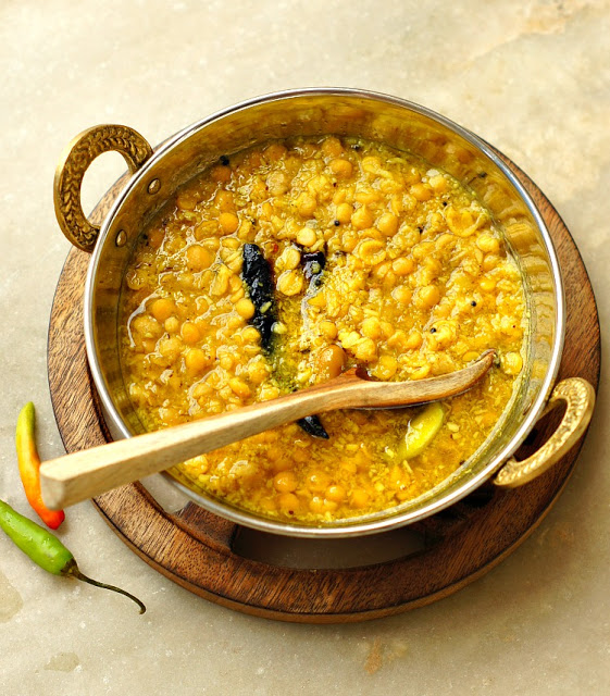 Ma Niche : Maa-er Narkel Diye Cholar Dal ( Split Bengal gram with Coconut )