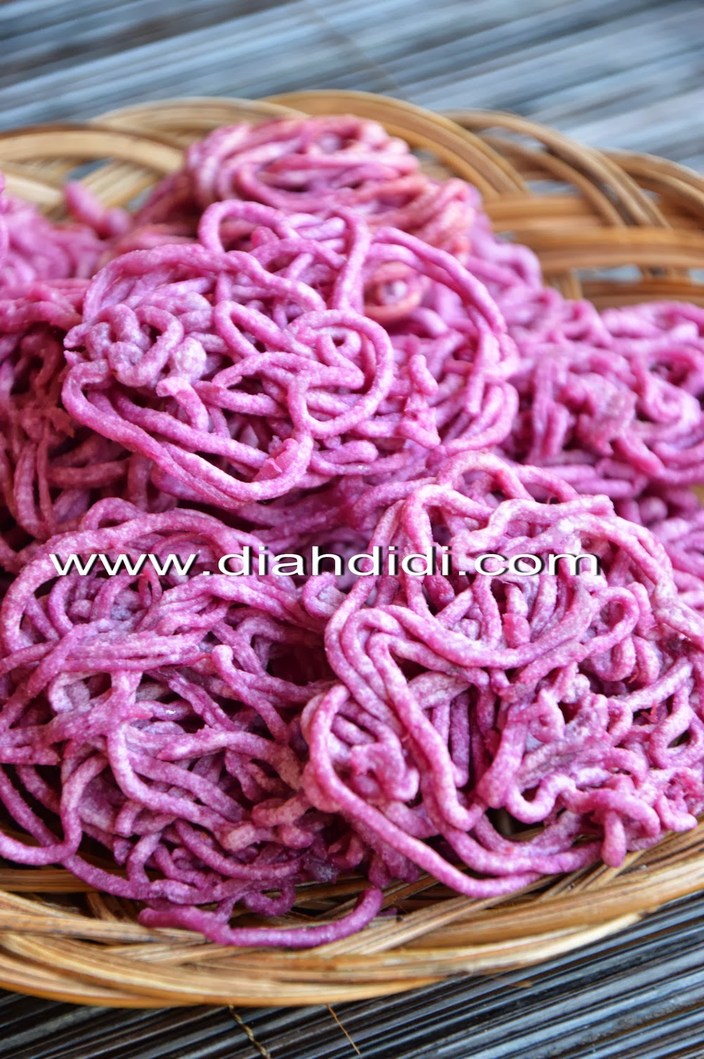 Diah Didi's Kitchen: Sarang Burung Krispi Ubi Ungu