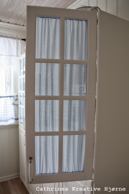 Cathrines Kreative Hjørne: Fine gardiner til vitrine dørene!