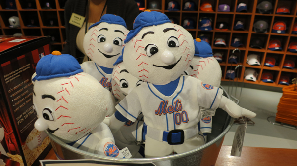 Frankie's Apartment: Mr. Met, Rubbish, Mr. Parfenix, Debbie, Old Mr ...