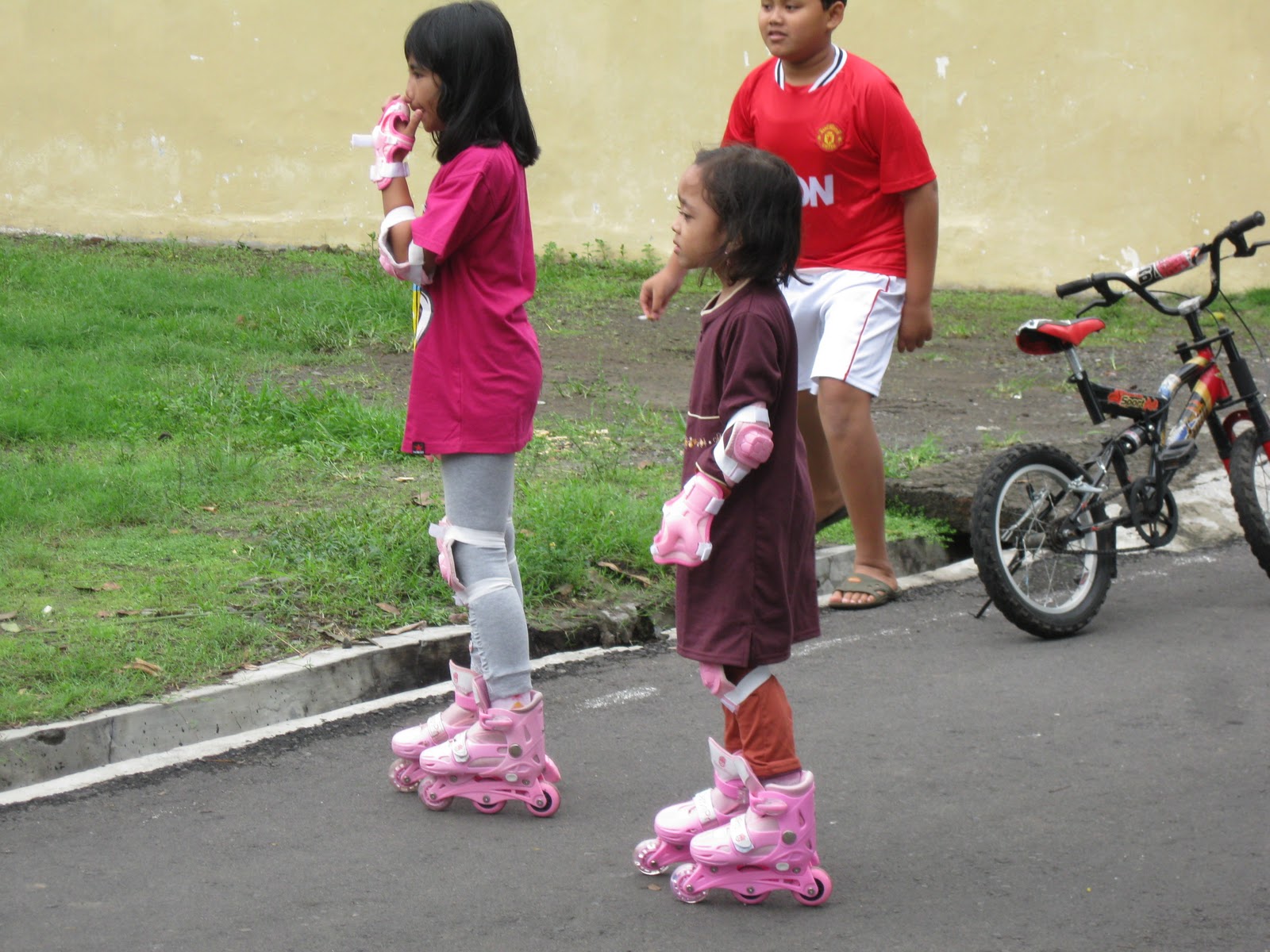 PURI TUK SONGO: BERMAIN SEPATU RODA