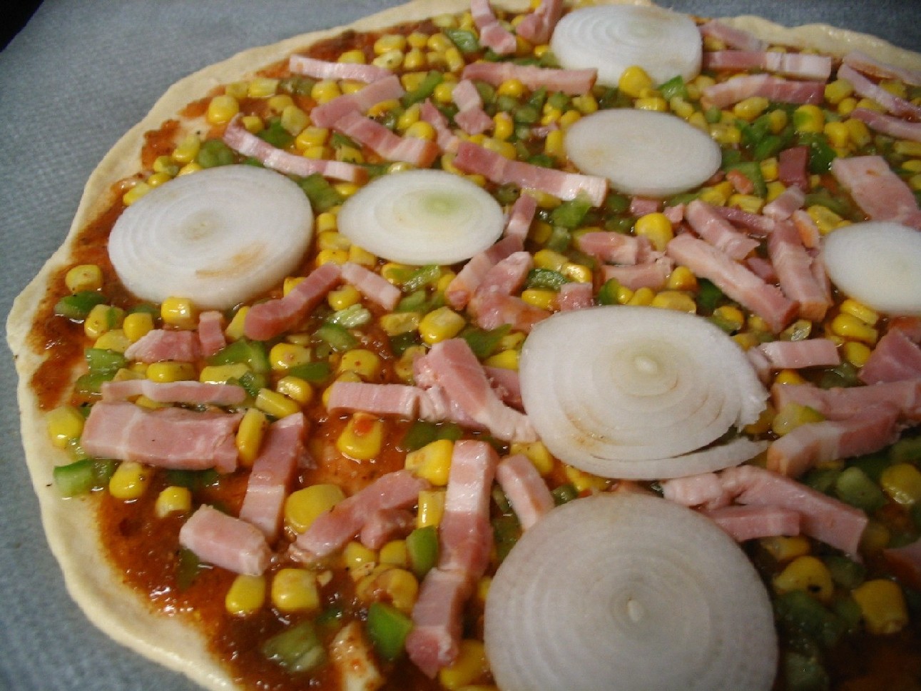LA CUCHARA CURIOSA: PIZZA CON MAÍZ, BEICON Y TOMATE PICANTE