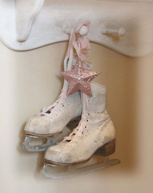 Beach Gypsies: Winter Decorating with Ice Skates.......