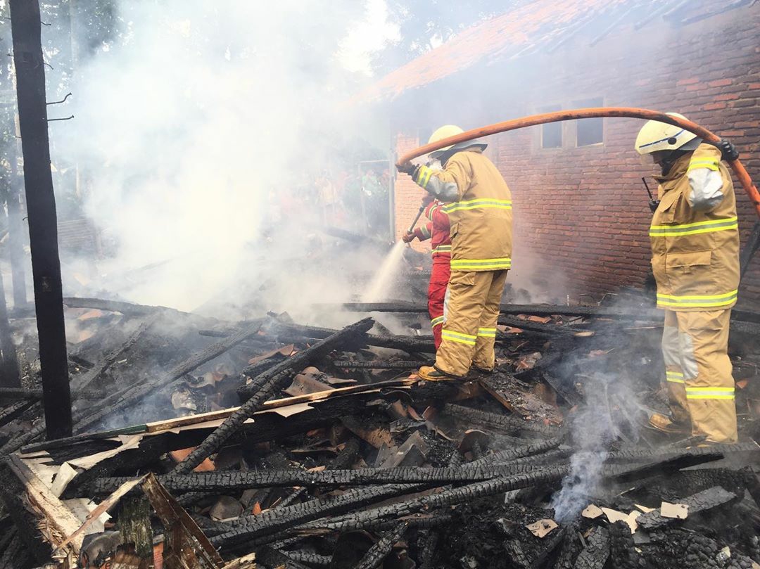 Diduga Akibat Korsleting Listrik, Rumah Panggung di Bojonghuni Habis ...