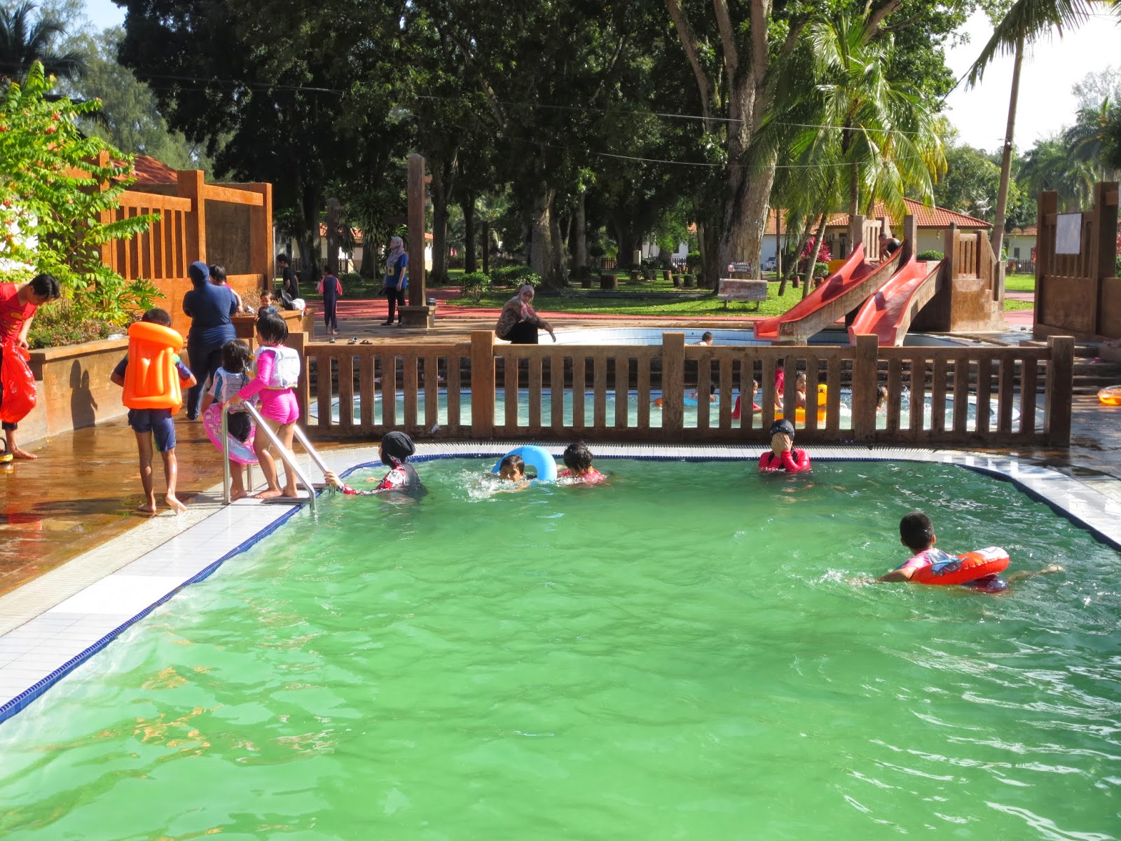 NAZRI DUIT ANTIK & SYILING LAMA: Hari Keluarga @ Merdeka Beach Resort ...