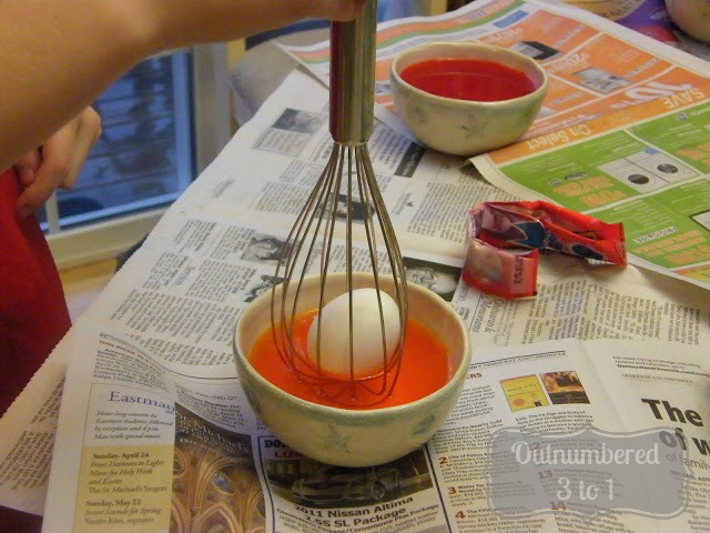 Time to Color the Eggs - Dying Eggs without Staining Your Hands ...