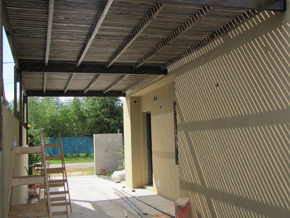 ECOPISOS: PÉRGOLA CON TECHO EMPARRILLADO