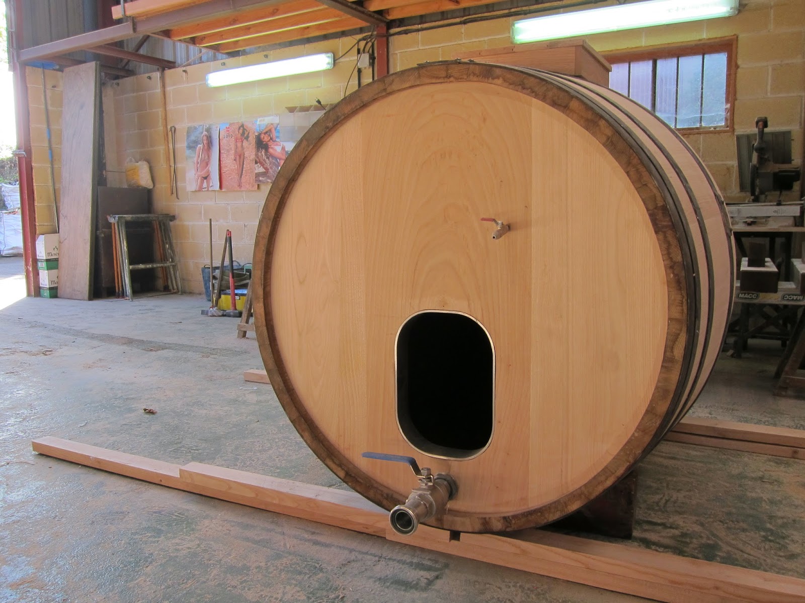 Carpintería y Tonelería: Tonel con accesorios de acero