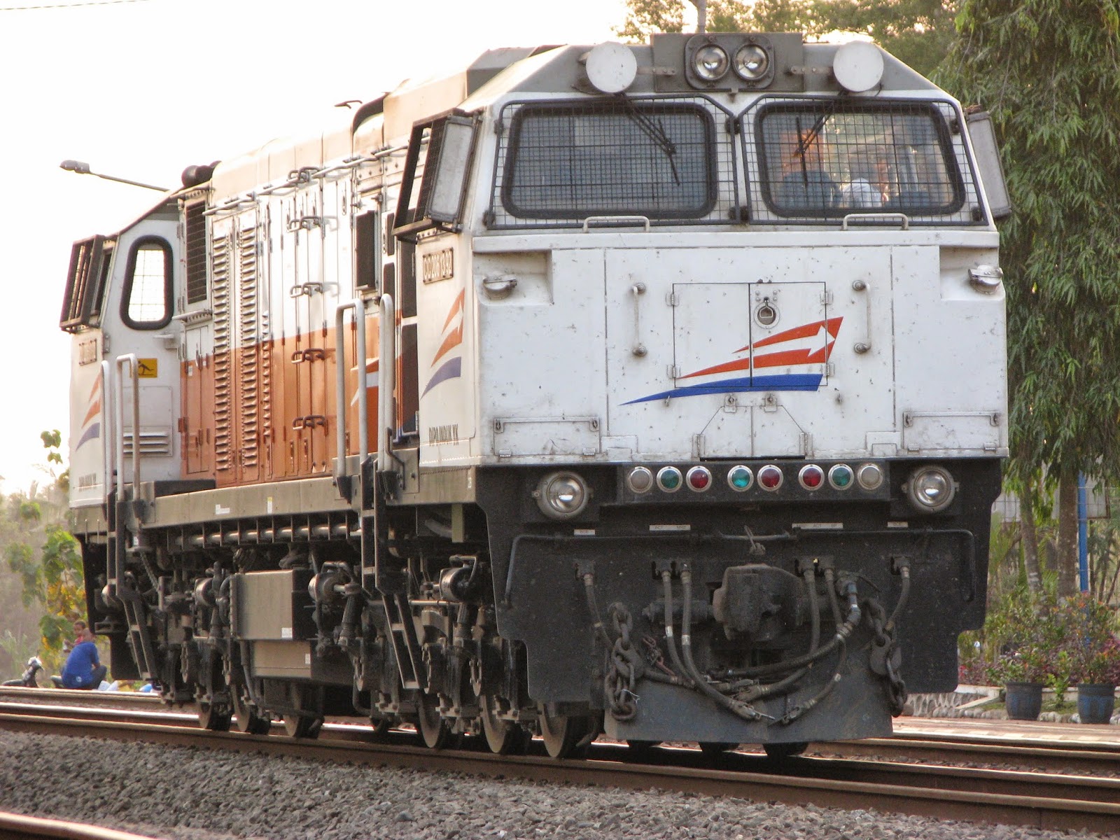 Kereta Api Indonesia: CC206 Kembali ke Dipo Lokomotif Yogyakarta ...