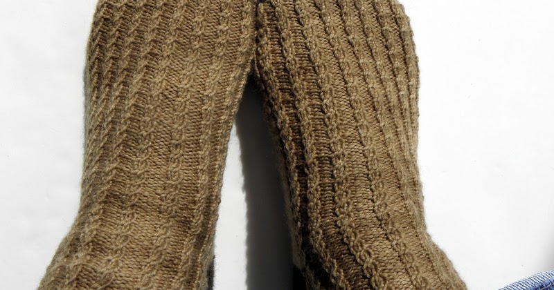 Bitten by Knittin'...: Walnut baby cable rib socks