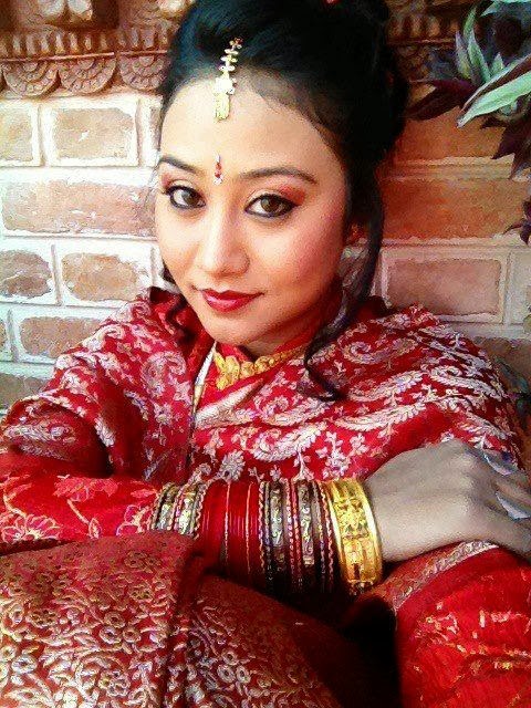 Newa Mirror: Newari beauty in tradational costumes