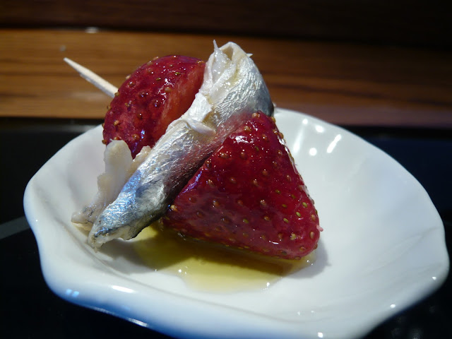 La Lengua de la Mariposa: PINCHO DE FRESA CON BOQUERÓN EN VINAGRE