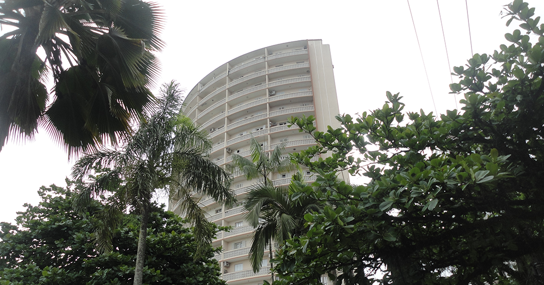 Edifício Itá-Ubá na praia do José Menino, em Outubro de 2016, na cidade ...