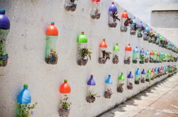 Uniknya Kerajinan Tangan Pot Gantung Dari Botol Bekas - Ragam Kerajinan ...