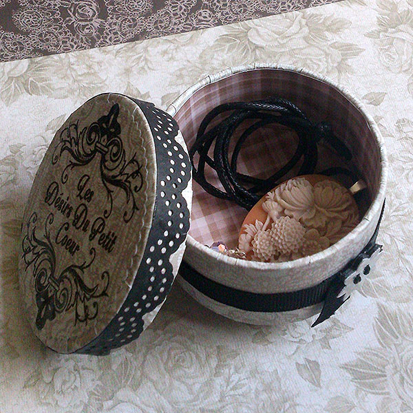 Doda's Creative Wanderings: A pretty little box and gift