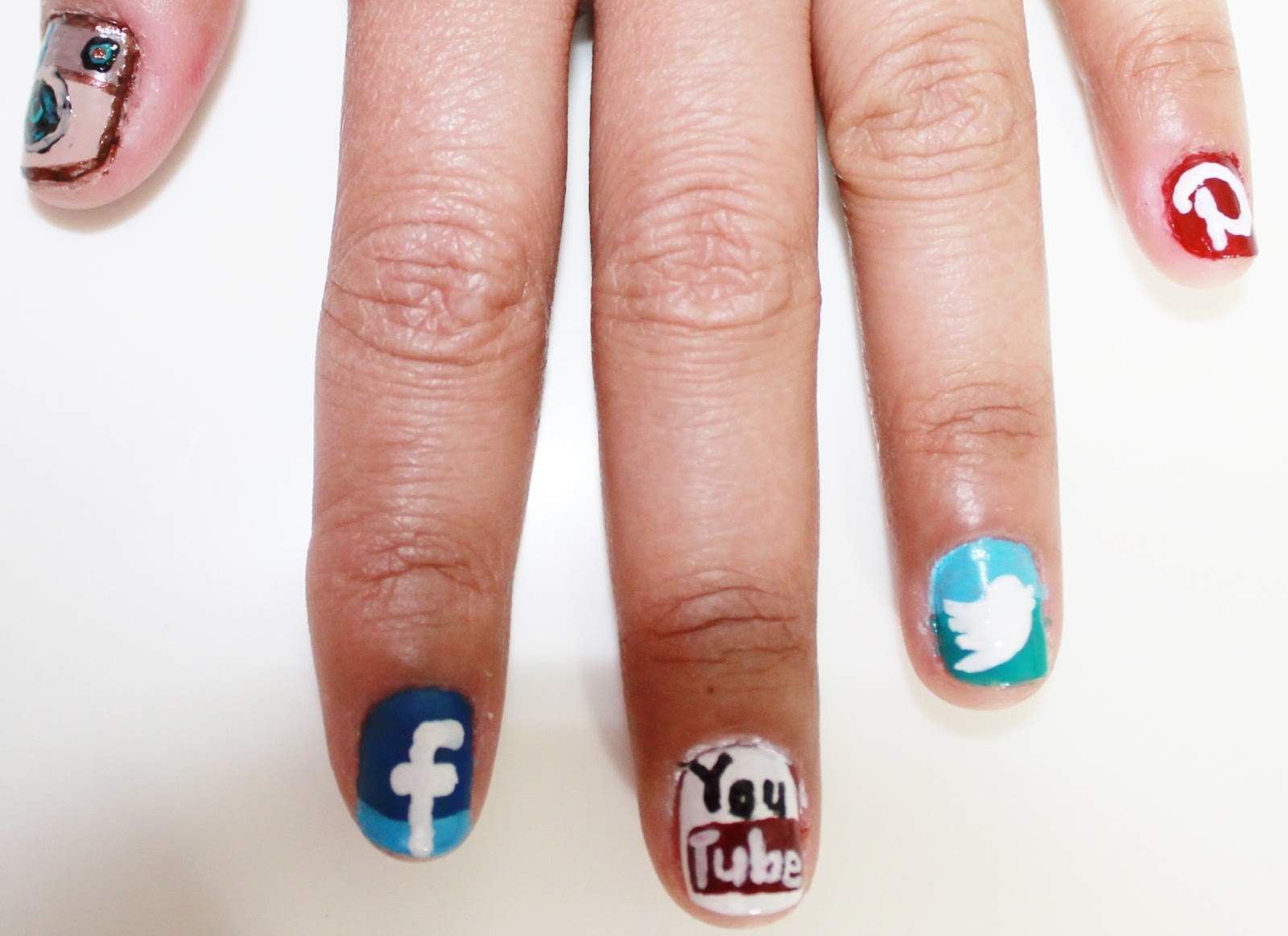 BlendBlush: Phone Apps Nail Art ( Instagram,Facebook,Twitter,Pinterest)