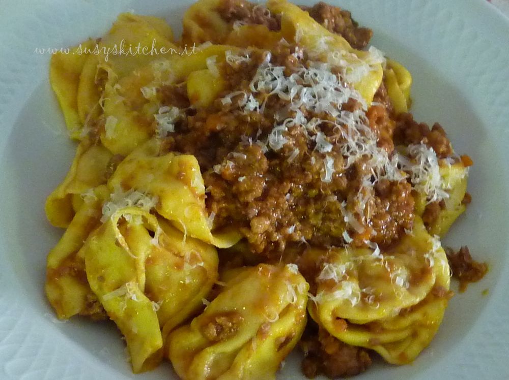 Susy's kitchen: "Caplaz"al ragù. (Cappellacci di zucca al ragù)