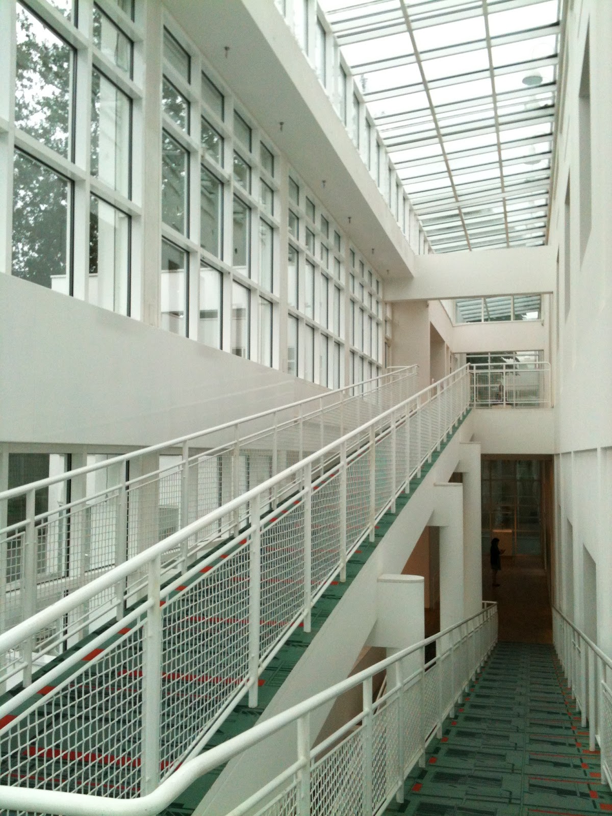 MONOCHROMATIC AXONOMETRIC: The ramp