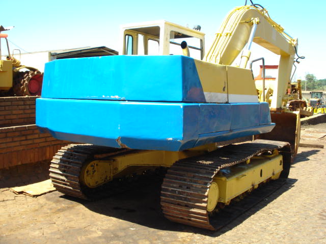 Escavadeira Komatsu - PC 150: equipamentos para construção civil