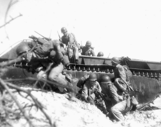 World War II Pictures In Details: US Marines Disembark from LVT-1 ...