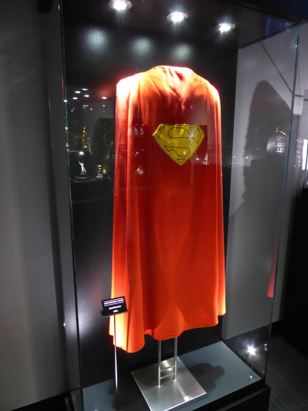 Hollywood Movie Costumes and Props: Henry Cavill's Batman v Superman ...