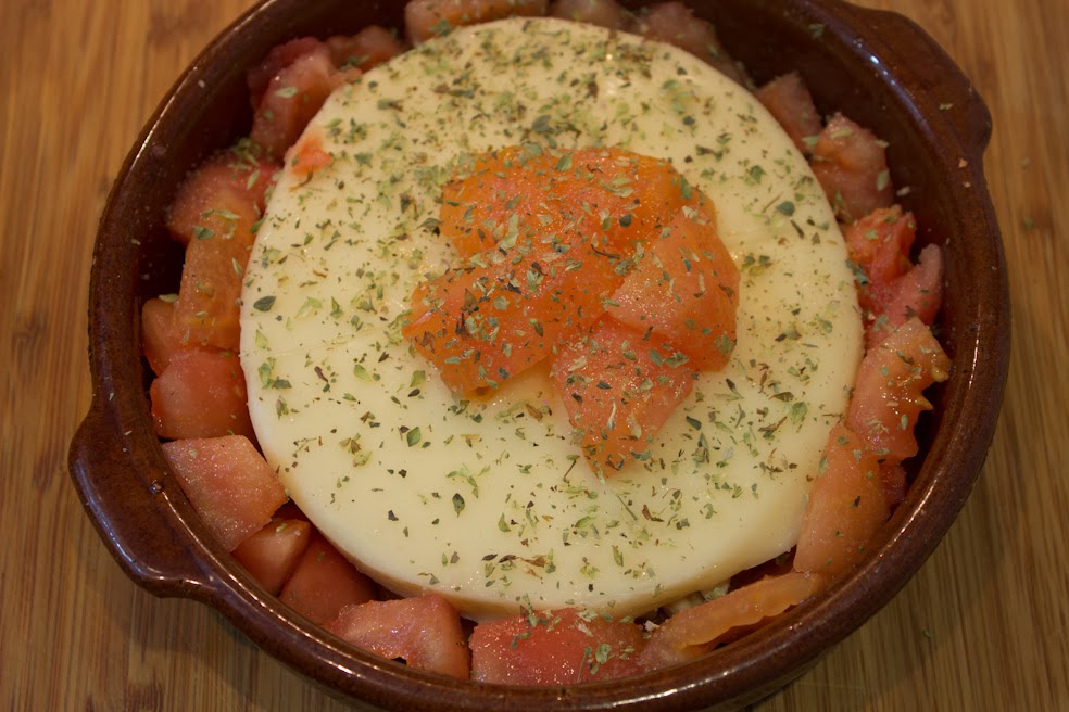 Cocina, mesa y mantel: Provolone al horno con tomate, orégano y anchoas