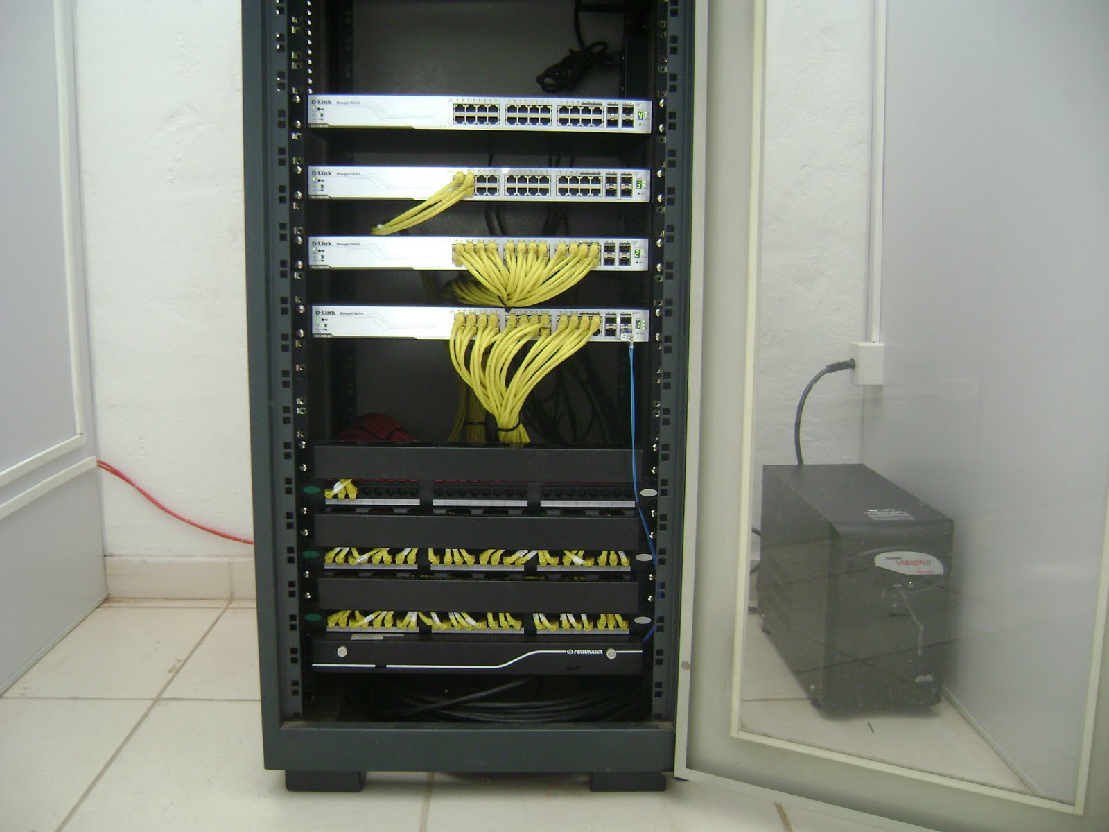 O MUNDO DA ELETRICIDADE: REDE DE COMPUTADORES, MONTAGEM DE RACKS.