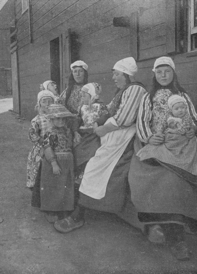 40 Rare Vintage Photographs That Capture Everyday Life in Marken ...