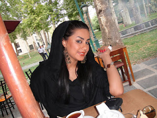 Beauty Pics of Arab World: Decent Lady Visiting Historical Cultural Place